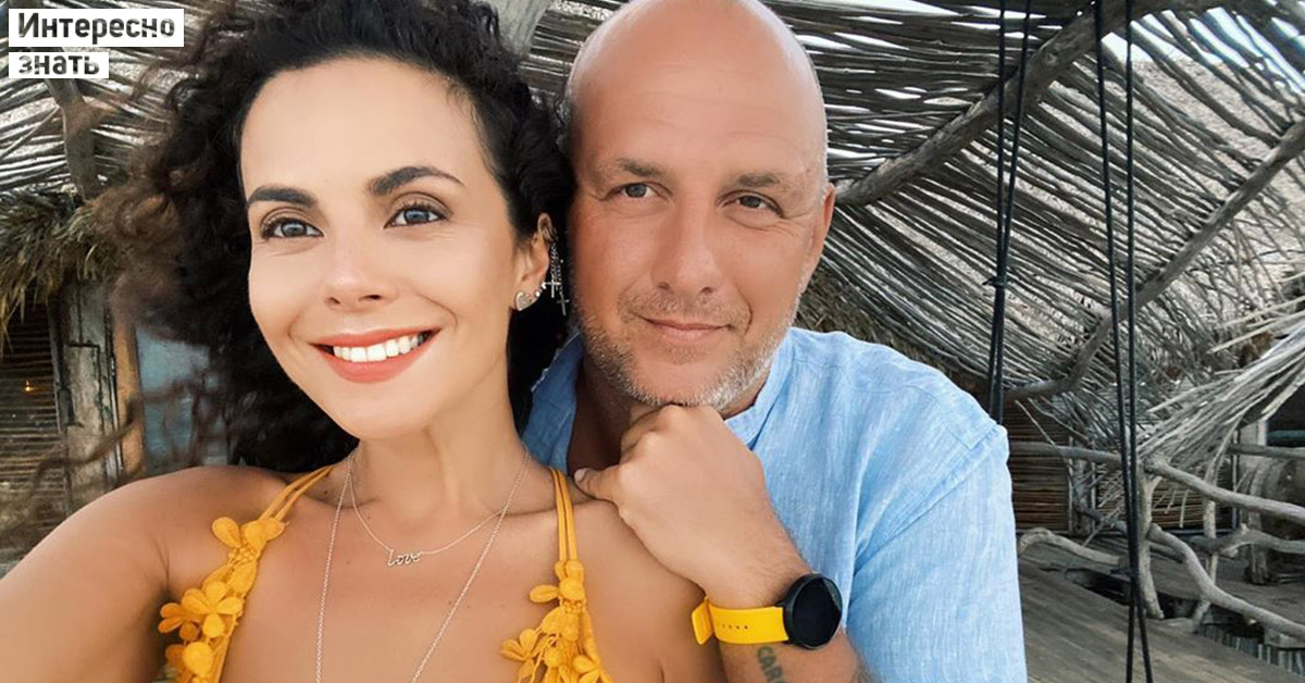 Длинноногая красавица в красном боди, смотрит на Потапа, как на Бога ...